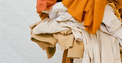 옷 더미 위에 놓인 노란색 여행 가방 사진 Unsplash의 소비 이미지