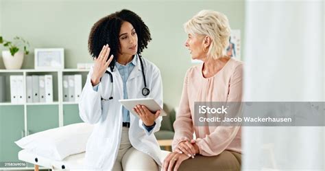 여성 의사 및 병원에서 의료 결과 진단 또는 처방을 위해 정제로 검진을 받는 환자와 상담합니다 클리닉에서 상담 도움 또는 조언을