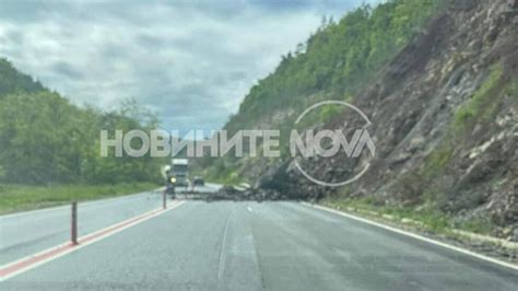 Скална маса се свлече на Прохода на Републиката Nova