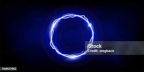 천둥 폭풍 푸른 번개의 마법의 파란색 반지 마법과 밝은 조명 효과 전기 원 안개 배경에 벼락 전기 번개 전원 효과가 있는 원형 플라즈마 프레임 원형에 대한 스톡 벡터 아트