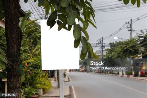 마을의 길가에 있는 나뭇잎 뒤에 클리핑 경로가 있는 빈 흰색 표지판 0명에 대한 스톡 사진 및 기타 이미지 0명 간판 거리 Istock