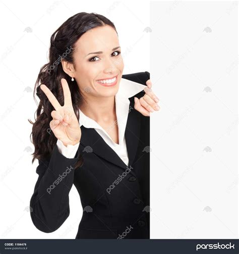 زن جوان خندان و شاد با تابلوی خالی جدا شده روی پس زمینه سفید 1184476