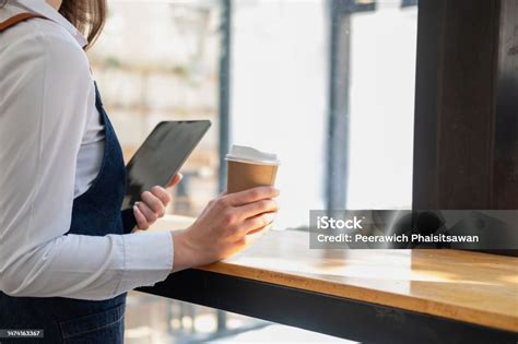 한 여성의 초상화 커피숍 주인이 아름답게 웃고 자신의 사업인 커피숍을 여는 중소 기업 개념 경영자에 대한 스톡 사진 및 기타 이미지 Istock