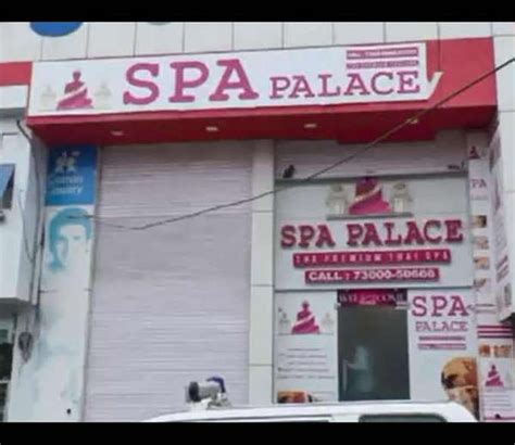 ජනප්‍රිය රූපවාහිනි නිවේදිකාවගේ සුපිරි ගණිකා නිවාසය වැටලූ මෙහෙයුම මෙන්න Photos Behind Closed