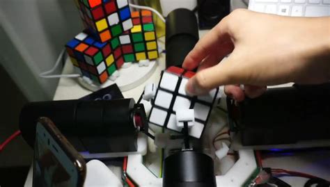 This DIY Quad Arm Robot Solves Rubik S Cube In Seconds Robotic Gizmos