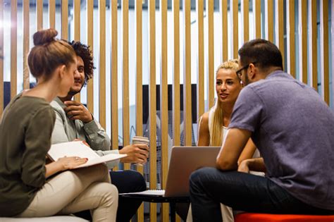 사무실 로비에서 프로젝트 미팅을 갖는 4명의 비즈니스 동료 20 24세에 대한 스톡 사진 및 기타 이미지 20 24세 25 29세 40 44세 Istock