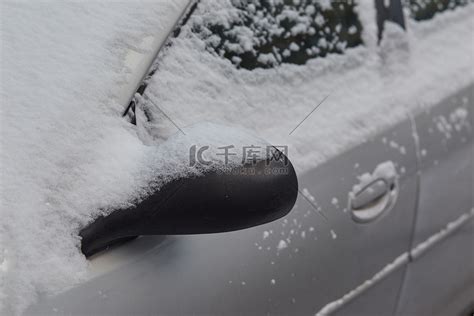 汽车被雪覆盖。高清摄影大图 千库网