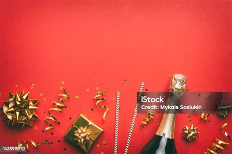 컬러 반짝이 색종이와 선물 상자 공간이있는 샴페인 병으로 컬러 풀 배경 상단 보기에 텍스트를 제공합니다 재미있는 크리스마스와 생일 축하 12월에 대한 스톡 사진 및 기타