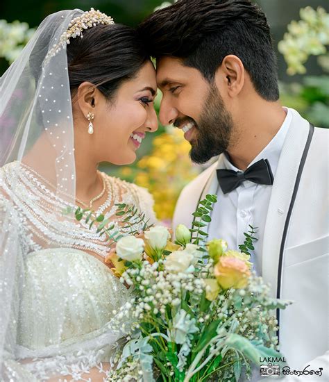 දහසක් දෙනාගේ සුබ පැතුම් මැද ඒ දෙන්නාගේ ලස්සනම දවසේ කවුරුත් නොදුටු