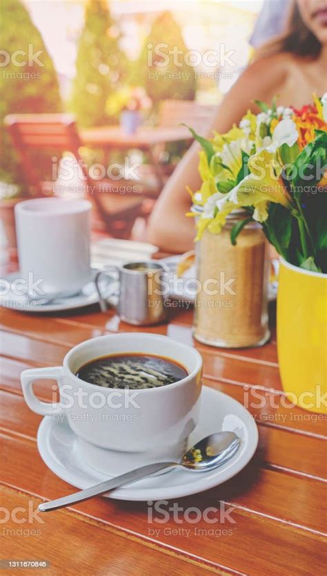 커피 타임 커피 순간을 공유 나무 테이블에 커피 한 잔 배경에 다른 컵을 들고 손 한 쌍 건강한 생활방식에 대한 스톡 사진 및 기타 이미지 Istock