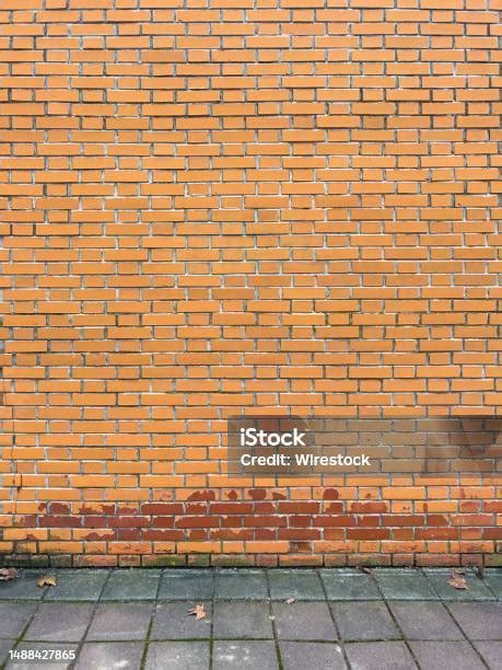 질감이 있고 풍화된 표면이 있는 도시 거리의 도시 벽돌 벽 거리에 대한 스톡 사진 및 기타 이미지 거리 벽 코너 Istock