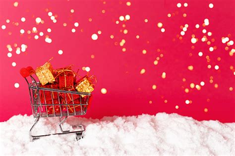 눈과 조명과 아름다운 배경에 쇼핑 카트와 선물 전면 보기입니다 크리스마스 새해 개념 복사 공간 Final Round에 대한 스톡 사진 및 기타 이미지 Istock