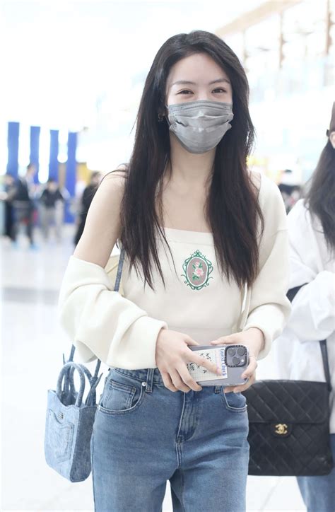 蔡文静穿露脐小吊带现身机场 清秀可爱又有女人味 搜狐大视野 搜狐新闻
