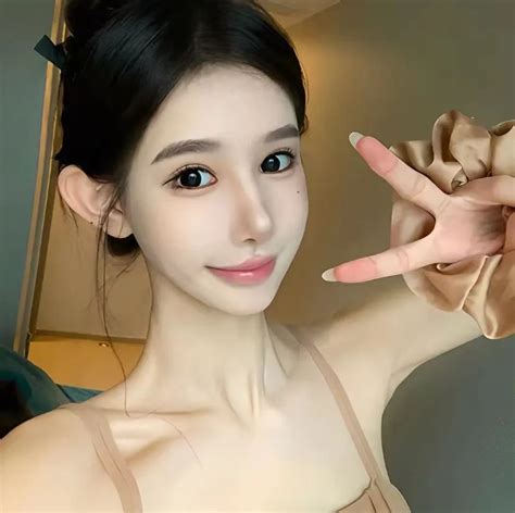 甜美女孩比耶自拍，尽显青春可爱魅力 𝙒𝙚𝘾𝙝𝙖𝙩女头 精选头像200张表情包图片动图 求表情网 斗图从此不求人