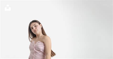 여성이 시크한 옷차림으로 사진을 찍기 위해 포즈를 취하고 있습니다 사진 Unsplash의 무료 여자 이미지