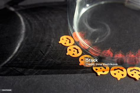 밝은 오렌지 색의 작은 호박 스티커는 유리 유리에 무서운 그림자에 의해 반영됩니다 어두운 회색 배경에 밝은 오렌지 할로윈 호박 왼쪽에 텍스트 공간이 있는 배경을 디자인합니다