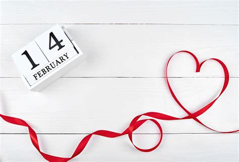 흰색 나무 테이블에 하트 모양의 빨간 리본으로 발렌타인 데이 배경 텍스트 공간을 복사합니다 사랑 결혼 개념 상단 보기 플랫 레이 0명에 대한 스톡 사진 및 기타 이미지