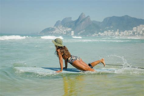 서핑 보드 위에서 파도를 타는 여자 사진 Unsplash의 바닷가 이미지