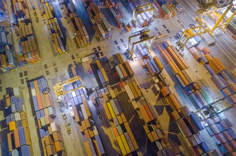 일출 물류 수입 수출 및 운송 산업 배경에서 조선소에서 작업 크레인 다리와 컨테이너화물 선박 및화물의 물류 및 운송 0명에 대한 스톡 사진 및 기타 이미지 Istock