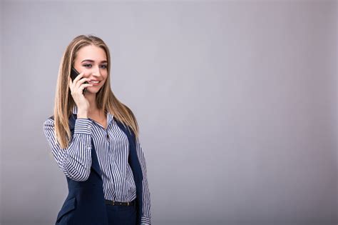 항상 연결 된 기술 개념입니다 공식적인 재킷 회색 스튜디오 배경 복사 공간에 전화로 얘기에 비즈니스 우먼 갈색 머리에 대한 스톡 사진 및 기타 이미지 Istock