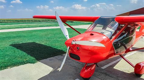 흐린 하늘 배경에 프로 펠 러와 빨간 비행기의 볼을 닫습니다 골동품에 대한 스톡 사진 및 기타 이미지 골동품 공학 교통수단 Istock