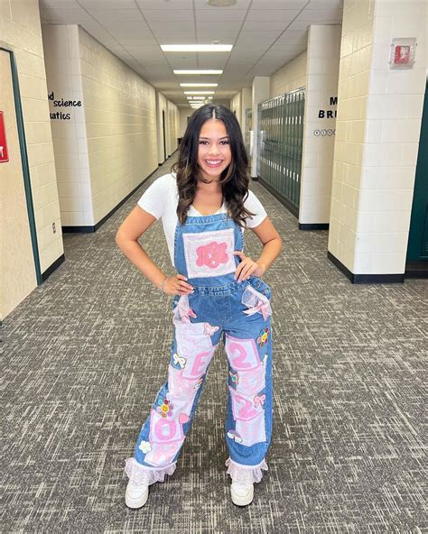 27 Cute And Creative Senior Overalls Ideas To Diy Stylin By Sarita