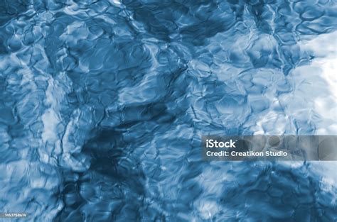 아름 다운 추상 수채화 자연 배경은 왜곡 된 식물 푹신한 구름 및 푸른 하늘 반사와 함께 잔물결 치는 물 표면의 자연 배경입니다 포스터 또는 배너의 그래픽 디자인을 위한