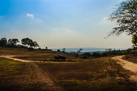 길고 구불구불한 시골도 여름 농장 필드 텍스트에 대 한 푸른 하늘 배경 및 복사 공간에 언덕 십자가 0명에 대한 스톡 사진 및