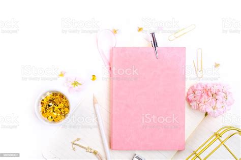 핑크 가죽 노트북 안경 황금 액세서리 평면도와 직장 이랑 평면 복사 공간을 놓으십시오 여성 작업 스타일 개념입니다 개념과 주제에 대한 스톡 사진 및 기타 이미지 Istock