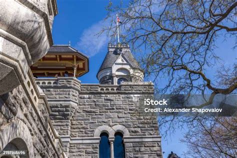 뉴욕 센트럴 파크에 있는 벨베데레 성의 전경으로 푸른 하늘과 잎사귀 없는 나뭇가지를 배경으로 고딕 양식의 건축 디테일과 포탑을 보여줍니다 우아에 대한 스톡 사진 및 기타