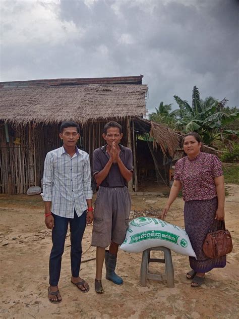 រដ្ឋបាលឃុំកោះស្ដេច បានចុះសួរសុខទុក្ខប្រជាពលរដ្ឋពិការ និងក្រីក្រចំនួន០១នាក់ នៅភូមិពាមកាយ