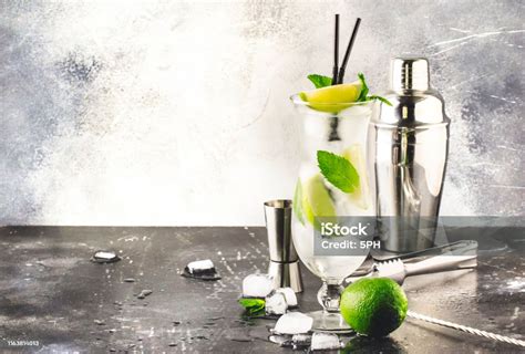 라임 카이피리냐 지팡이 보드카 카차사 설탕 시럽 라임 주스 으깬 얼음을 회색 테이블 바 도구 텍스트 장소의 위치에 넣은 클래식 브라질 알코올 칵테일 0명에 대한 스톡 사진