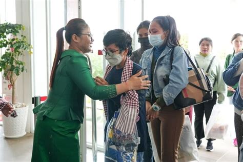 ពលការិនីខ្មែរចំនួន ២៤នាក់បានត្រឡប់ មកដល់ប្រទេសកម្ពុជាវិញដោយសុវត្ថិភាព និងសប្បាយរីករាយយ៉ាងខ្លាំង