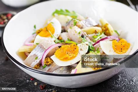 소금에 절인된 청 어 필렛 신선한 사과 빨간 양파 및 계란의 전통 샐러드 정 결 한 음식입니다 스 칸디 나 비아 요리입니다 건강한 식생활에 대한 스톡 사진 및 기타 이미지