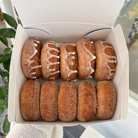 퀸즈베리 도넛 하우스 따스한 햇살이 가득한 양재점🍩🫶🏻 본점은 공간이 아담해서 코지하고 양재점은 23층까지 있어서 더