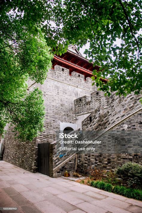 관광객을위한 거리 전통적인 길거리 음식과 기념품 오래된 역사적 건축물과 박물관 거리에 대한 스톡 사진 및 기타 이미지 거리 건강관리와 의술 건축 Istock