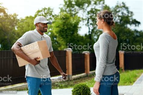 패키지 제공입니다 여자에 게 상자를 제공 하는 배달 남자 2명에 대한 스톡 사진 및 기타 이미지 2명 고객 남자 Istock