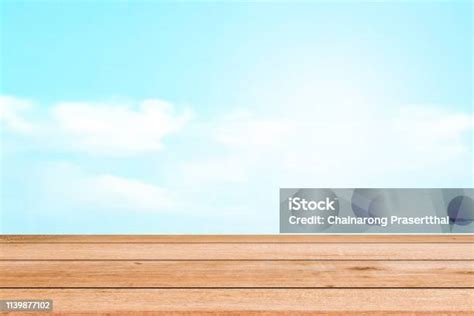 추상 흐리게 자연 화창한 날 하늘 파스텔 톤 색상 그라데이션 배경과 현대 크림 나무 배경 텍스처 테이블 광고 표시 및 홍보 콘텐츠 또는 제품 디스플레이 0명에 대한 스톡