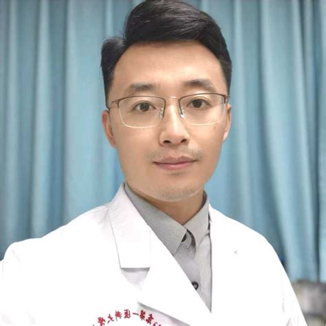 症状及患病时长：小孩子七岁因为近视去看眼科，近视散瞳后一个75 一个100度，眼底发现有色素沉着，平时没有任何症状，没有夜盲，经常晚上一个人