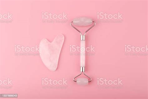 분홍색 배경에 핑크 석영으로 만든 비취 롤러와 하트 모양의 마사지기의 최고 보기 과샤 마사지 컨셉 0명에 대한 스톡 사진 및 기타 이미지 Istock