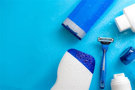 남자 화장품 개인 위생 및 남성 면도 개념 남성 샴푸 스킨 바디 워시 젤 및 면도기 Copyspace와 젖은 밝은 파란색 배경에 물방울에 배어 0명에 대한 스톡 사진 및