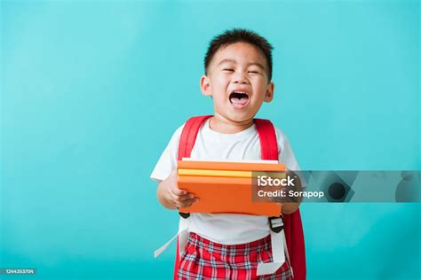 학교로 돌아갑니다 초상화 아시아 행복 귀여운 귀여운 어린 소년 웃고 책을 들고 웃음 스튜디오 촬영 고립 된 파란색 배경 학교