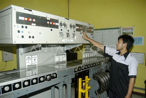 Sistem Sinyal Elektrik Kereta Antara Foto