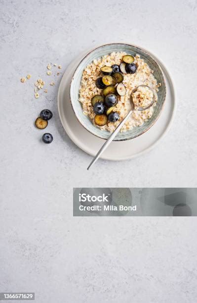블루베리를 곁들인 오트밀 죽 밝은 표면 배경에 그릇에 꿀 아침 식사에 대 한 건강 한 음식 0명에 대한 스톡 사진 및 기타 이미지 Istock