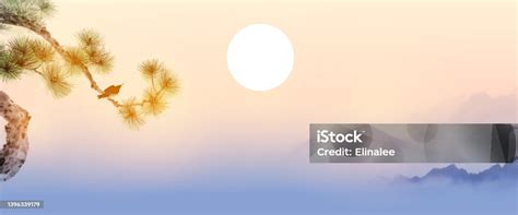 소나무와 안개가 자욱한 산으로 일출 풍경 전통적인 동양 잉크 페인팅 Sumie Usin Gohua 0명에 대한 스톡 벡터 아트