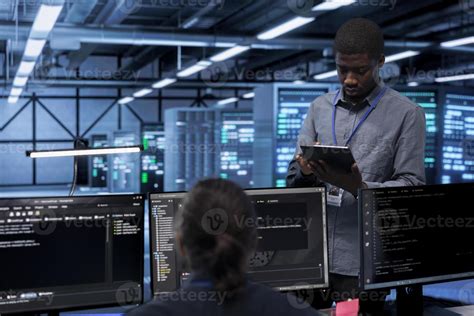 Ingeniero En Datos Centrar Corriendo Sistema Diagnóstico Pruebas Y Error Comprobación Utilidades