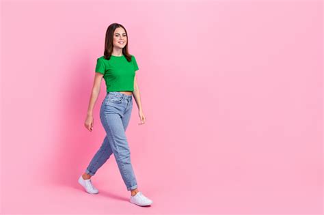 사랑 스럽다 달콤한 소녀 착용 녹색 자르기 탑 걷기 빈 공간 절연 된 분홍색 배경 배경의 전체 길이 사진 20 24세에 대한 스톡 사진 및 기타 이미지 Istock