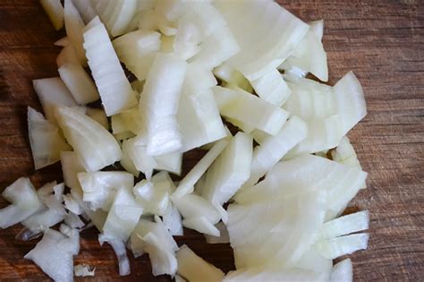 나무 판자에 잘게 잘린 양파 다진 양파 보드에 활 큐브 요리의 성분 양파에 대한 스톡 사진 및 기타 이미지 양파 음식 썰기