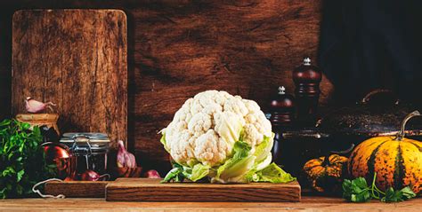 유기농 농장 콜리플라워 호박 허브 향신료가 호박 향신료 그라인더 허브 도마가 있는 소박한 나무 주방 테이블에 음식이 있는 음식 배경 기치 0명에 대한 스톡 사진 및 기타