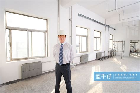 工程师在施工现场 蓝牛仔影像 中国原创广告影像素材